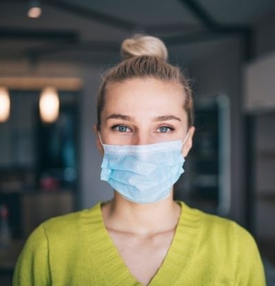 “Mascne”: máscara de proteção pode causar espinhas na pele?